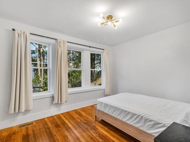 Queen bedroom in 5 bed/2 bath home in Roxbury #1901 D