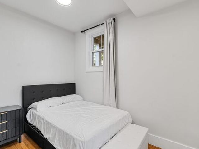 Queen bedroom in 5 bed/2 bath home in Roxbury #1901 E