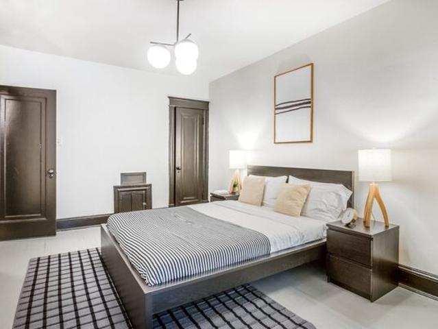 Queen bedroom in 5 bed/2 bath home in Woodley Park #226 D