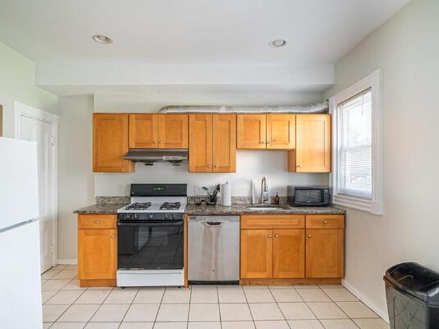 Queen bedroom in 6 bed/2 bath home in Allston #1284 F