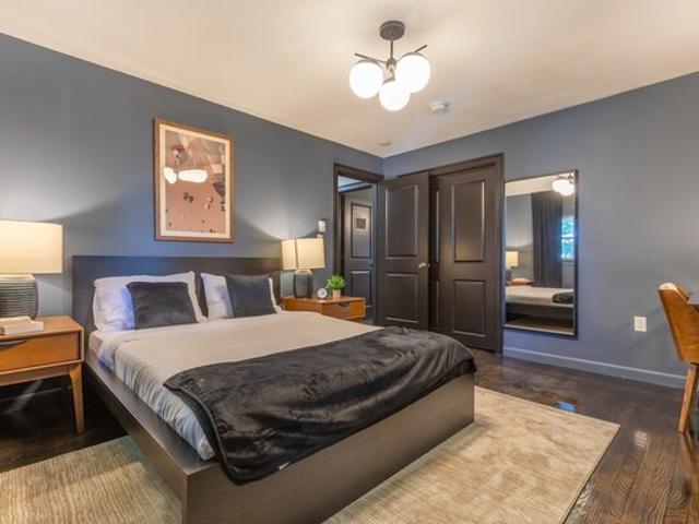 Queen bedroom in 6 bed/4 bath home in Brighton #206 E