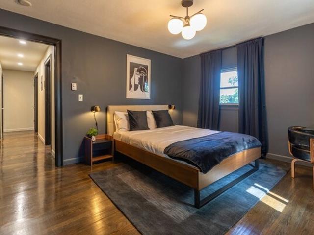 Queen bedroom in 6 bed/4 bath home in Brighton #207 E