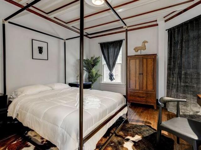 Queen bedroom in 7 bed/3.5 bath home in Woodley Park #115 1A