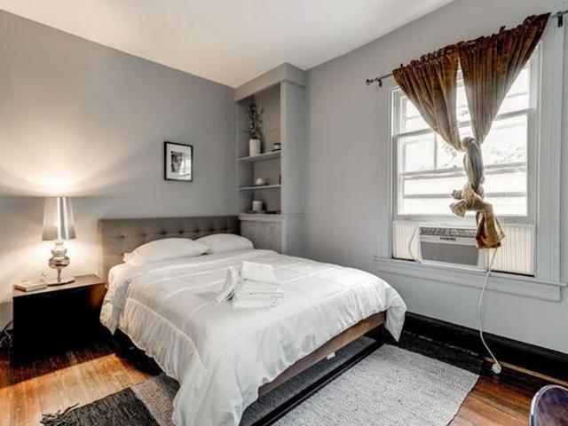 Queen bedroom in 7 bed/3.5 bath home in Woodley Park #115 2B