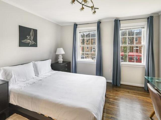 Queen bedroom in 7 bed/3.5 bath home in Southwest Waterfront #938 B
