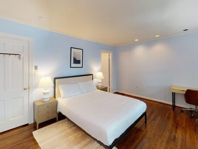 Queen bedroom in 7 bed/3.5 bath home in Southwest Waterfront #938 E