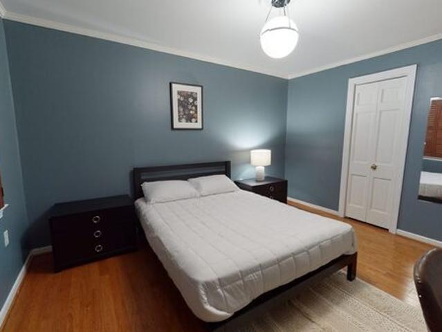 Queen bedroom in 7 bed/4 bath home in Southwest Waterfront #526 A