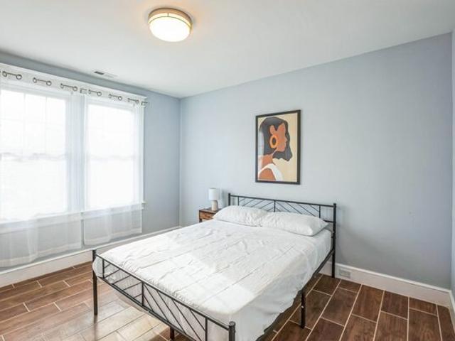 Queen bedroom in 7 bed/6 bath home in Dupont Park #1811 D
