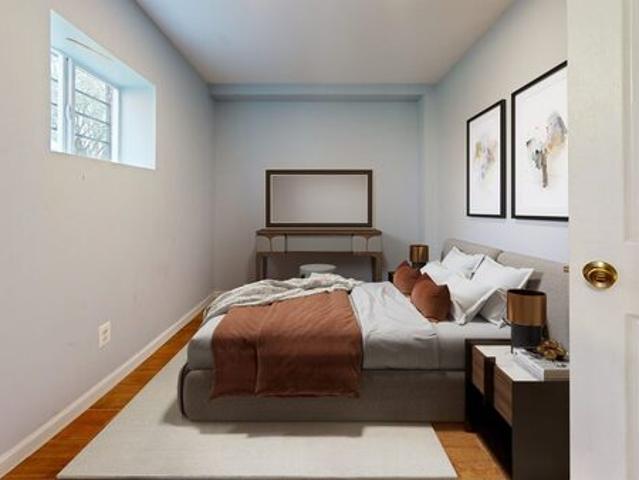 Queen bedroom in 7 bed/6 bath home in Dupont Park #1811 G