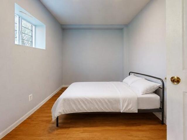 Queen bedroom in 7 bed/6 bath home in Dupont Park #1811 G