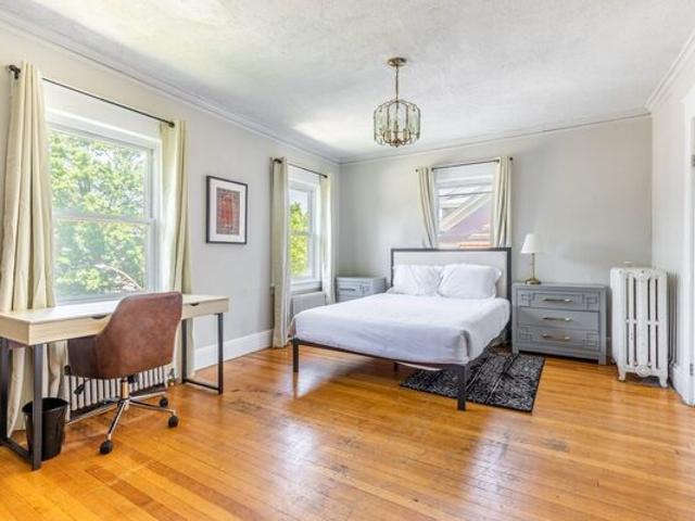 Queen bedroom in 9 bed/2 bath home in Brighton #1341 C