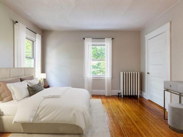 Queen bedroom in 9 bed/2 bath home in Brighton #1341 E
