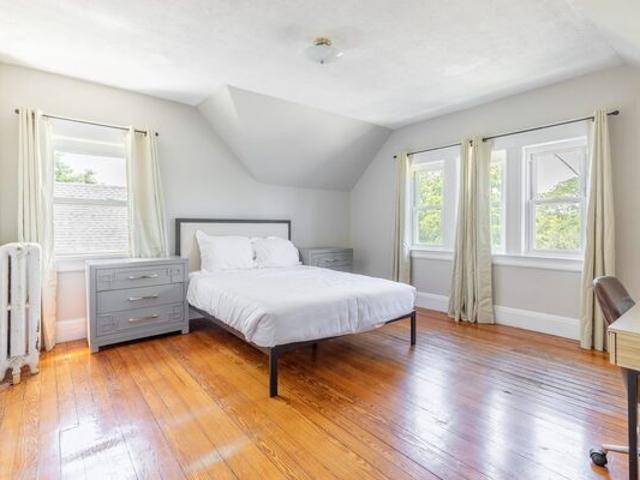 Queen bedroom in 9 bed/2 bath home in Brighton #1341 H