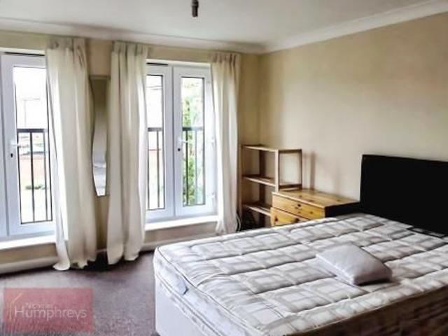 Queen Bee Court, Hatfield, AL10