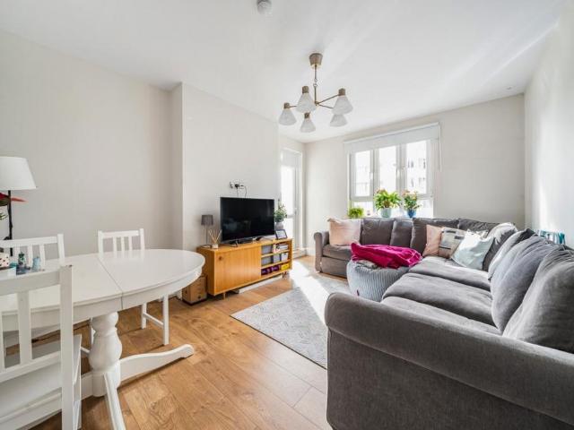Queen Caroline Street, London, W6 4 bed flat to rent £4,950 pcm £1,142 pw