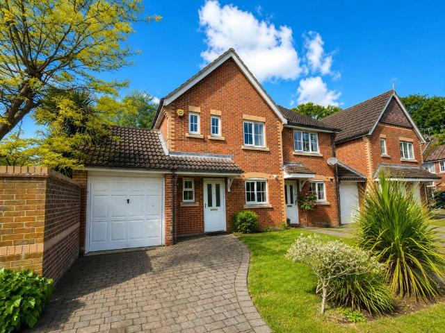 Queen Elizabeth Close, Aldershot GU12 3 bed semi detached house to rent £1,995 pcm £460 pw