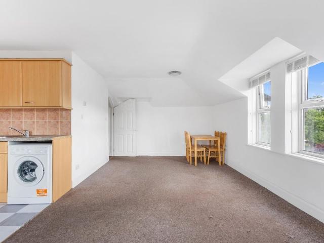 Queen Elizabeth Walk, London N16, 1 bed flat to rent, £1,675 pcm | PrimeLocation