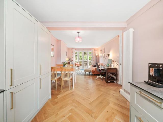 Queen Elizabeths Walk, London N16, 2 bed flat to rent, £3,195 pcm | PrimeLocation