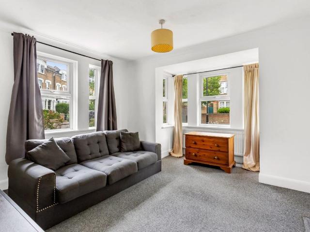 Queen Elizabeths Walk, London N16, 3 bed flat to rent, £2,500 pcm | PrimeLocation