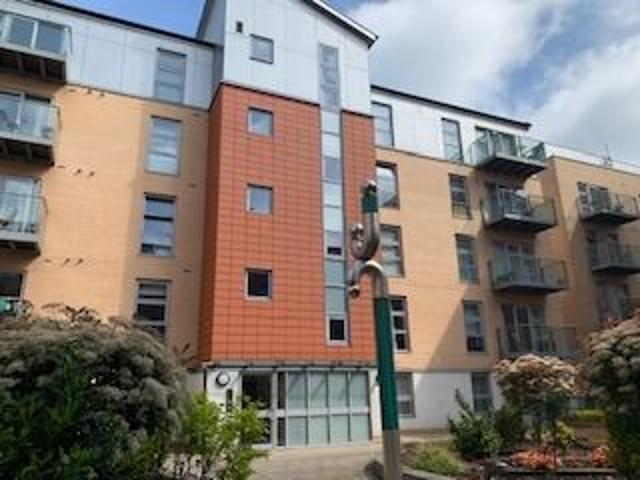 Queen Mary Avenue E18, 2 bed flat to rent, £2,000 pcm | PrimeLocation