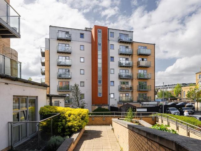 Queen Mary Avenue, South Woodford E18, 2 bed flat to rent, £1,800 pcm | PrimeLocation