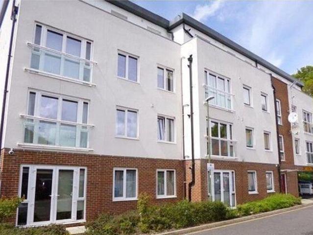 Queen Marys Avenue, Watford, 2 Bedroom Flat