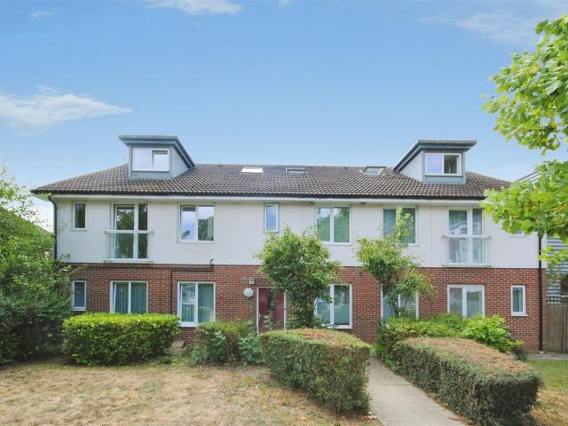 Queen Marys Avenue, Watford WD18, 2 bed flat to rent, £1,650 pcm | PrimeLocation