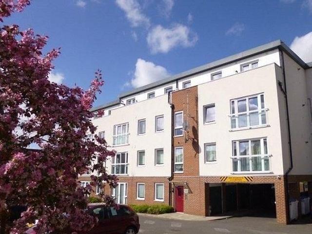 Queen Marys Avenue, Watford WD18, 2 bed flat to rent, £1,500 pcm | PrimeLocation