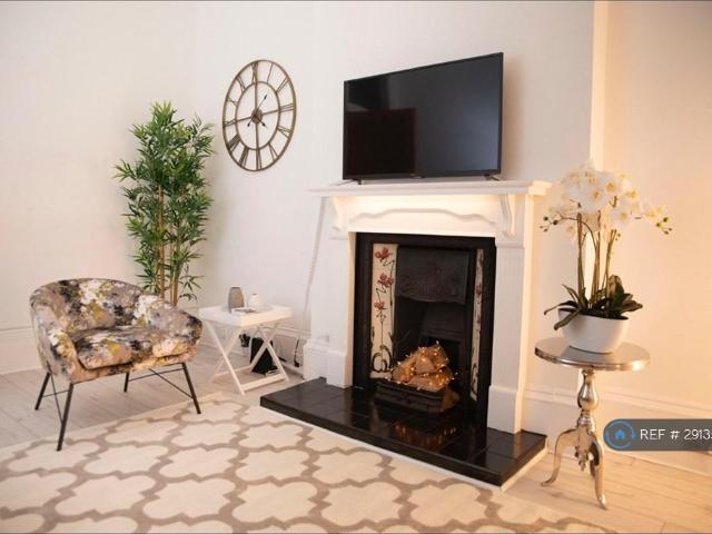 Queen Margaret Drive, Glasgow, G20 2 bed flat to rent £1,695 pcm £391 pw