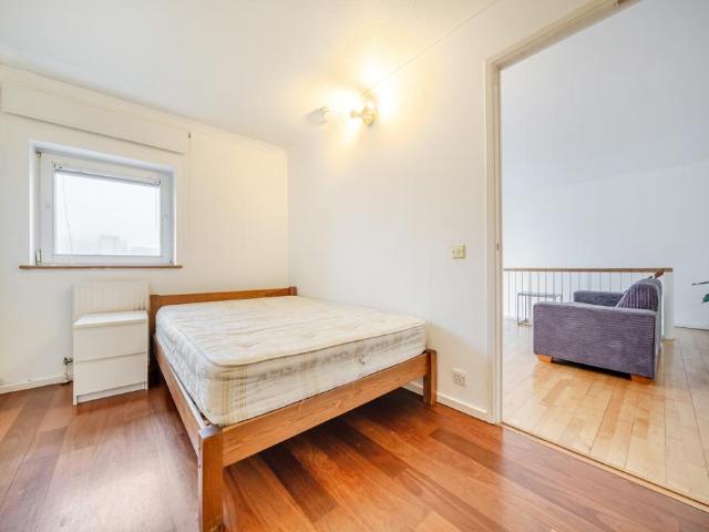 Queen of Denmark Court, Rotherhithe. Apartment to rent £1,000 pcm £231 pw