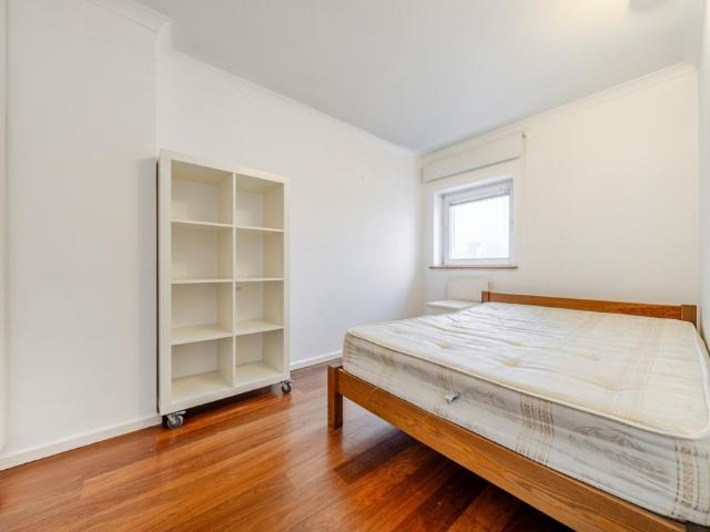 Queen of Denmark Court, Rotherhithe. Apartment to rent £1,000 pcm £231 pw