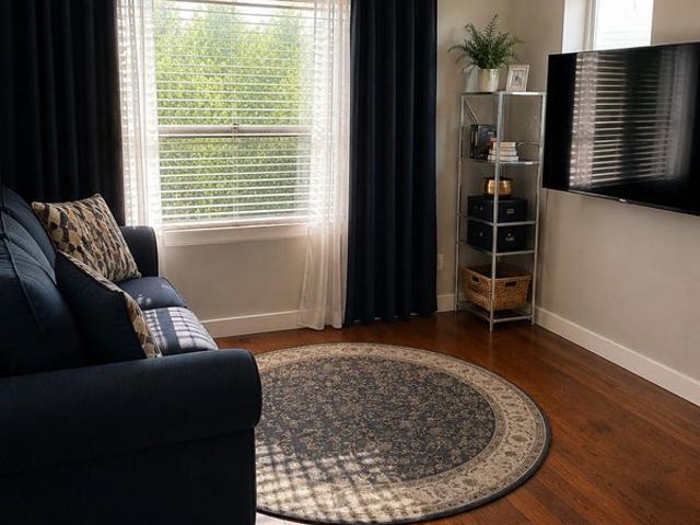 Queen Room with Private Bath in Shared Home