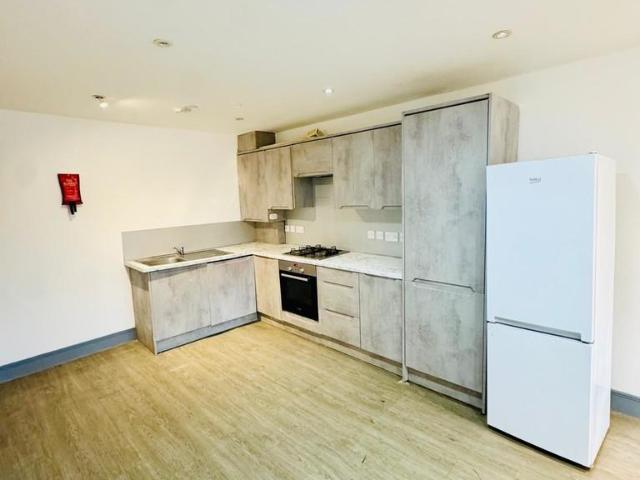 Queen’s Road, Buckhurst Hill, IG9 5BW 2 bed apartment to rent £1,950 pcm £450 pw