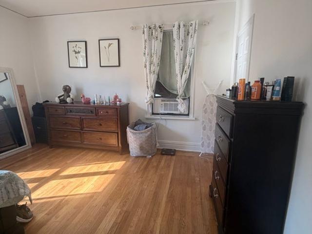 Queen size bed room with furniture
