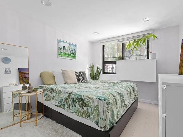 Queen size room in massive Ground Floor Duplex