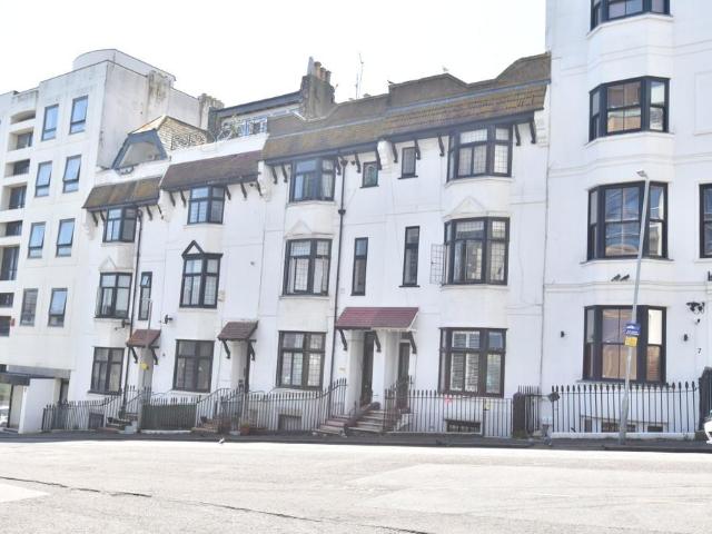 Queen Square, Brighton 1 bed apartment to rent £1,450 pcm £335 pw