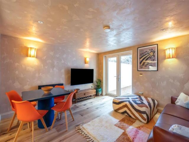 Queen Square, Brighton 2 bed apartment to rent £2,050 pcm £473 pw