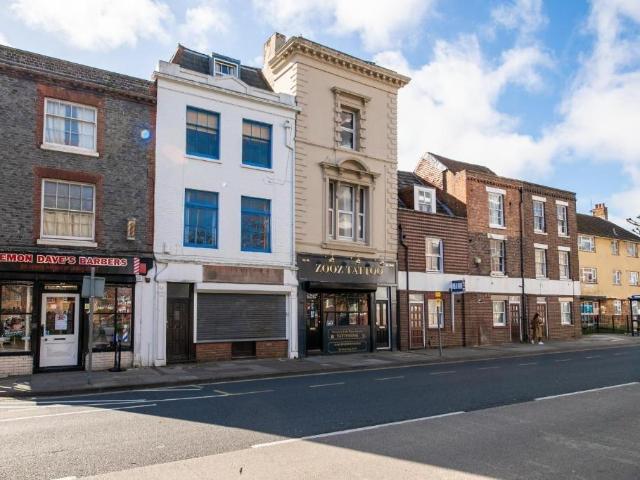 Queen Street, Hampshire PO1 1 bed flat to rent £1,050 pcm £242 pw
