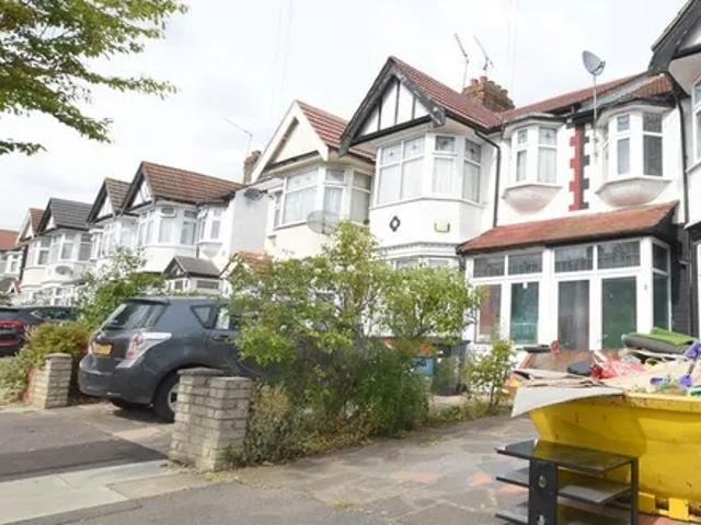 Queenborough Gardens, London, IG5 0AJ, United Kingdom | 4 bed townhouse for rent #158542077 | Rentberry