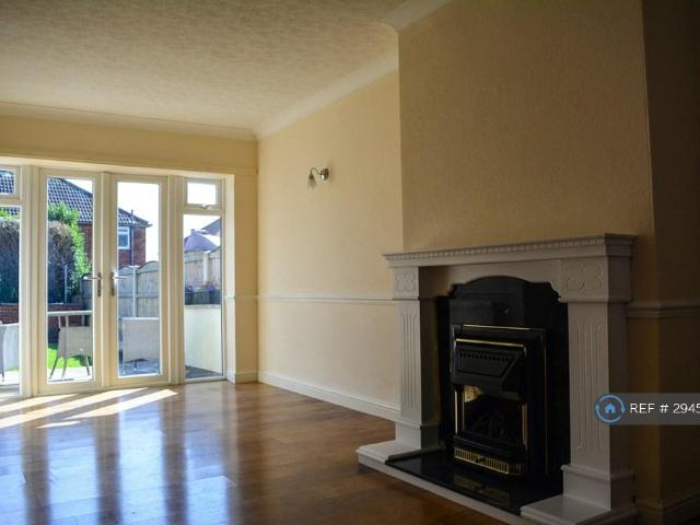 Queensthorpe Close, Leeds, LS13 3 bed semi detached house to rent £1,280 pcm £295 pw