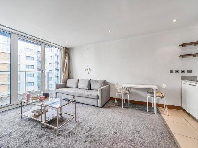 Queenstown Road, Battersea, London, SW11 1 bed flat to rent £2,450 pcm £565 pw