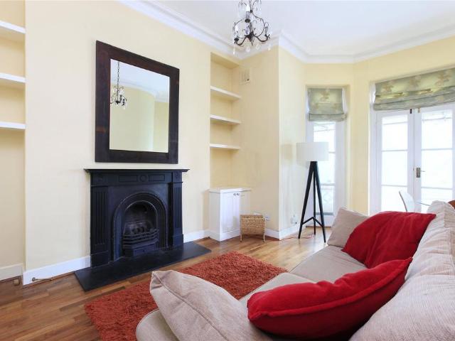 Queenstown Road, Battersea, London, SW8 2 bed flat to rent £2,600 pcm £600 pw