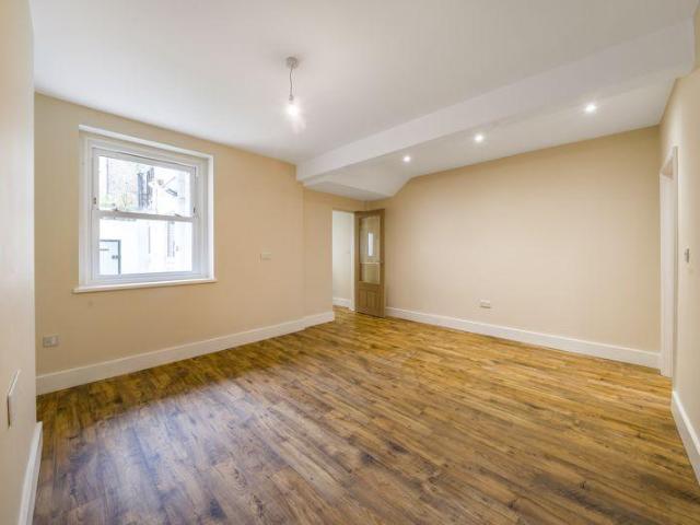 Queenstown Road, Battersea Park SW8 1 bed apartment to rent £2,250 pcm £519 pw