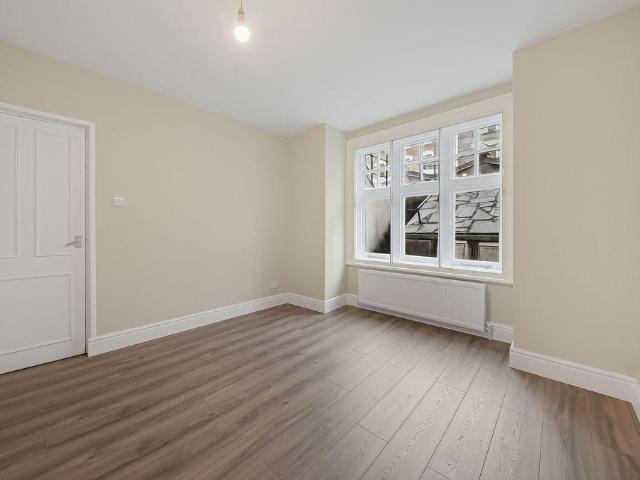 Queenstown Road, Battersea SW8 2 bed apartment to rent £2,750 pcm £635 pw
