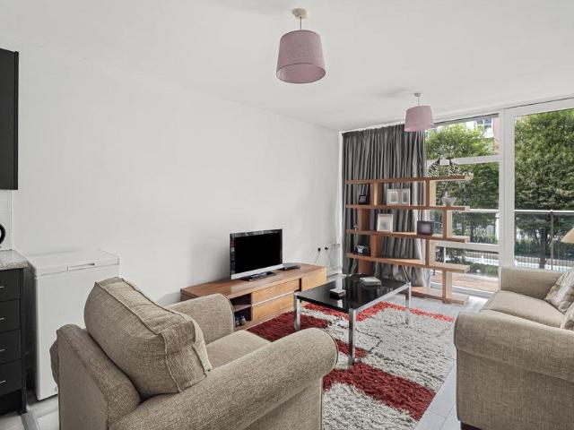Queenstown Road, London, SW11 1 bed apartment to rent £2,500 pcm £577 pw