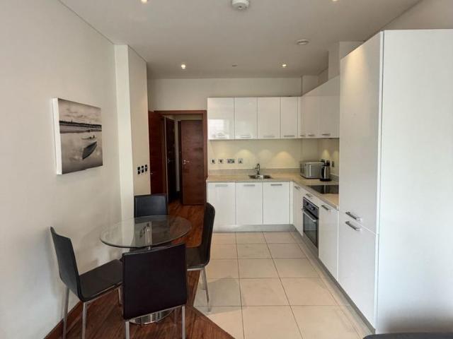 Queenstown Road, London SW11 1 bed apartment to rent £2,550 pcm £588 pw