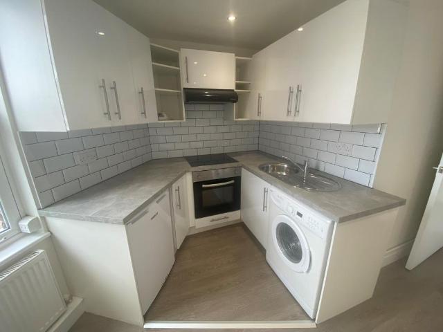 Queenstown Road, London SW8 1 bed flat to rent £1,550 pcm £358 pw