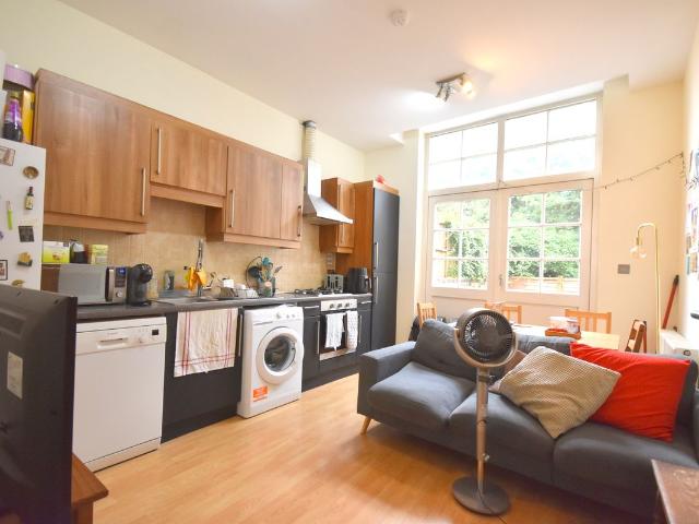 Queenstown Road, London SW8, 3 bed flat to rent, £3,000 pcm | PrimeLocation