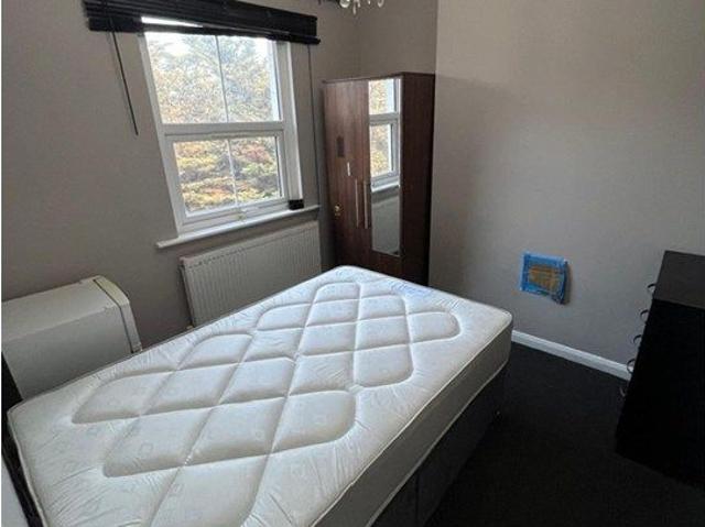 Queenstown Road, London SW8, Room to rent, £810 pcm | PrimeLocation