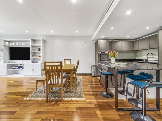 Queenstown Road, SW8 1 bed flat to rent £3,000 pcm £692 pw